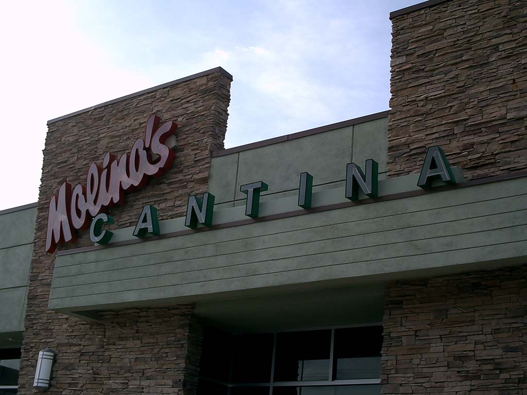 Choosing the Right Houston Wall Signs for Outdoor Use - 4D Signworx